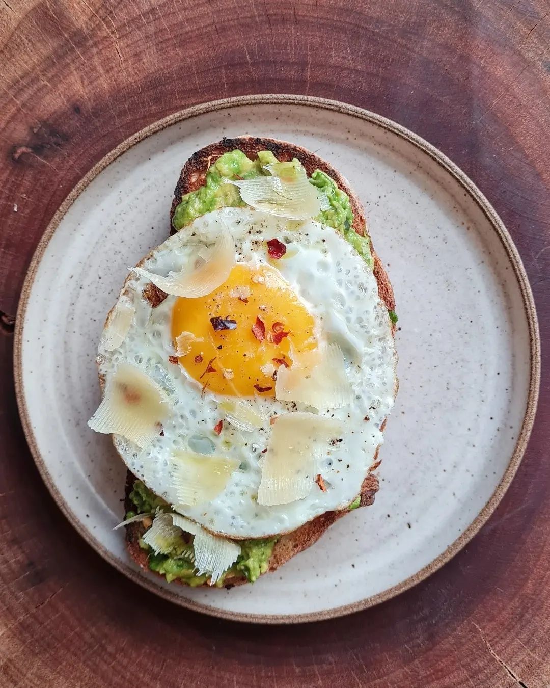 Avocado toast com ovo