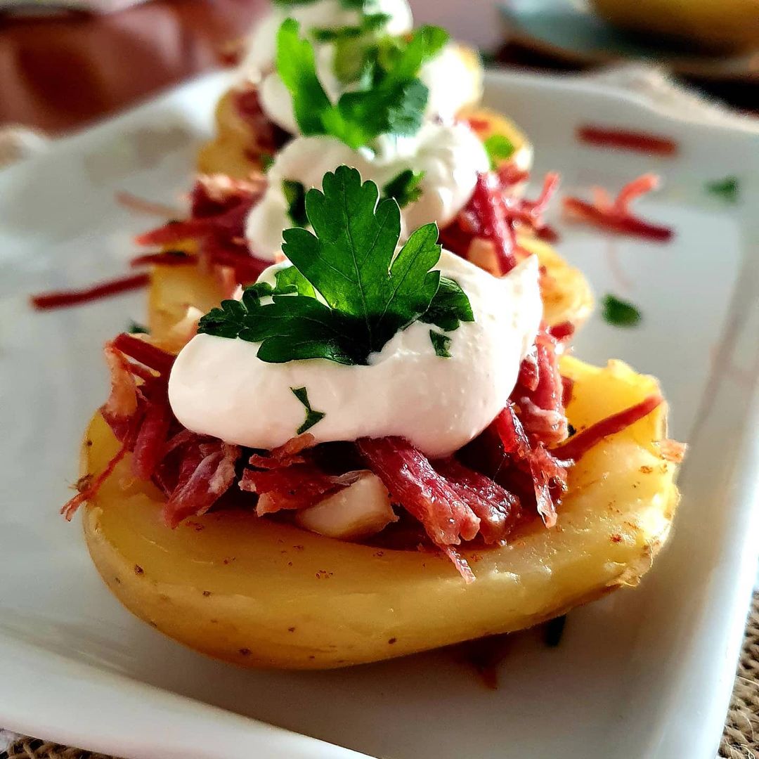 Batata recheada com carne seca e sour cream - Receiteria