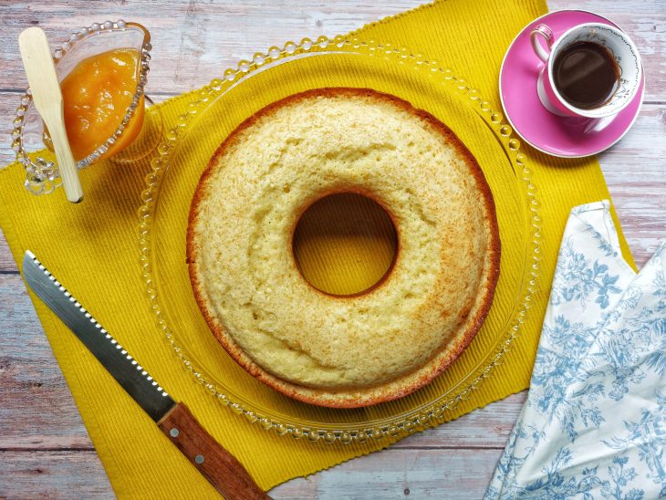 Bolo branco de massa básica e fofinha