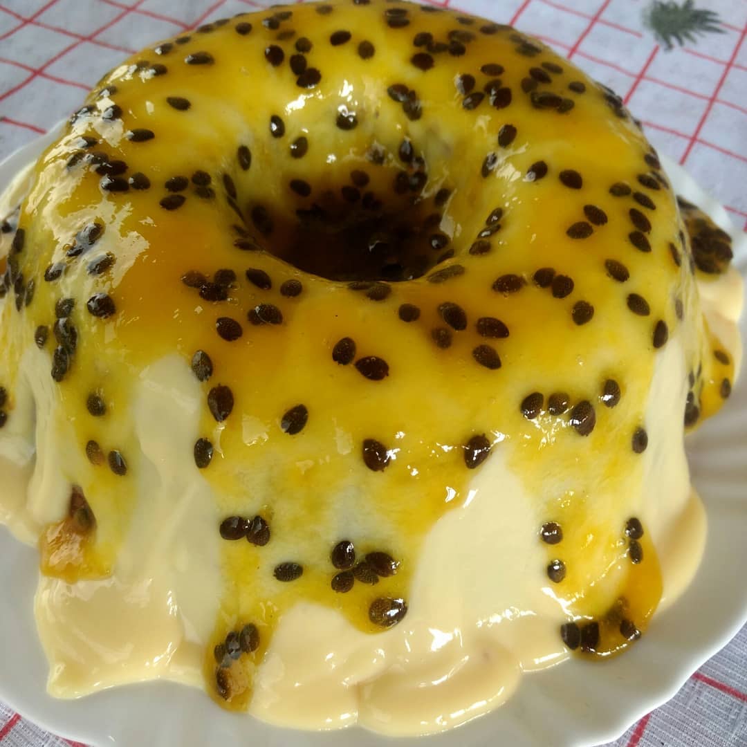 Bolo com cobertura de maracujá - Receiteria
