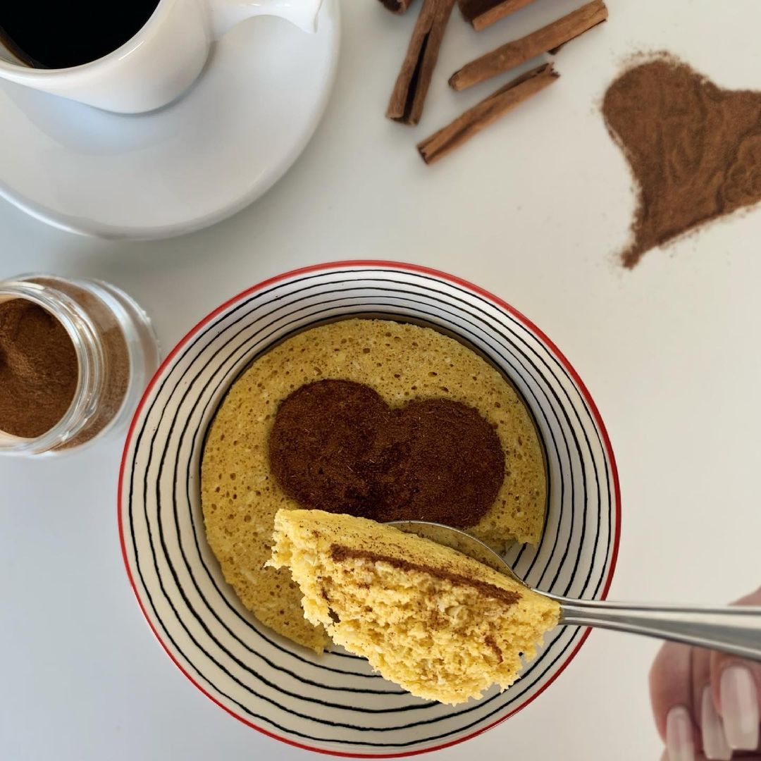 Bolo de caneca fit de fubá com coco Bolo de caneca fit de fubá com coco
