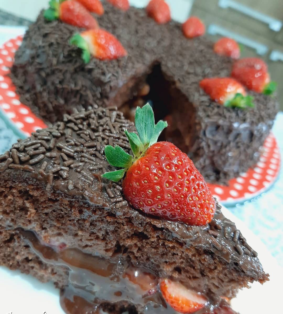 Bolo de chocolate com recheio de brigadeiro e morango