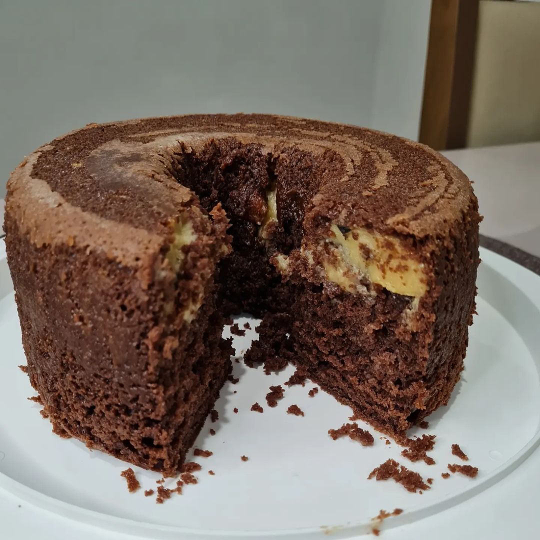 Bolo de chocolate que já sai recheado do forno Bolo de chocolate que já sai recheado do forno