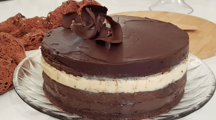 Bolo de chocolate recheado com dois cremes - Receiteria