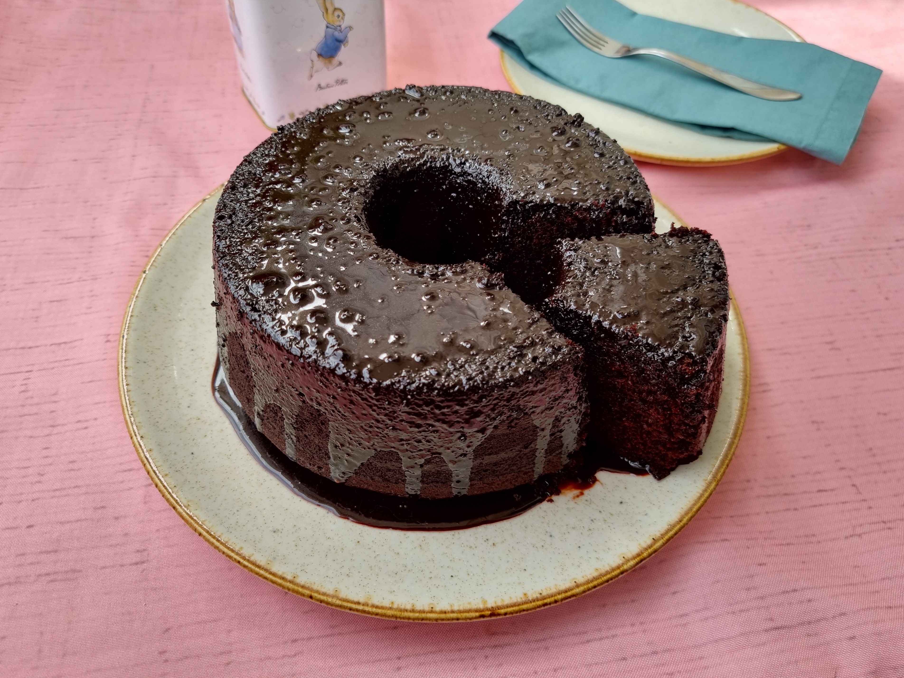 Bolo de chocolate simples com cobertura magnífica