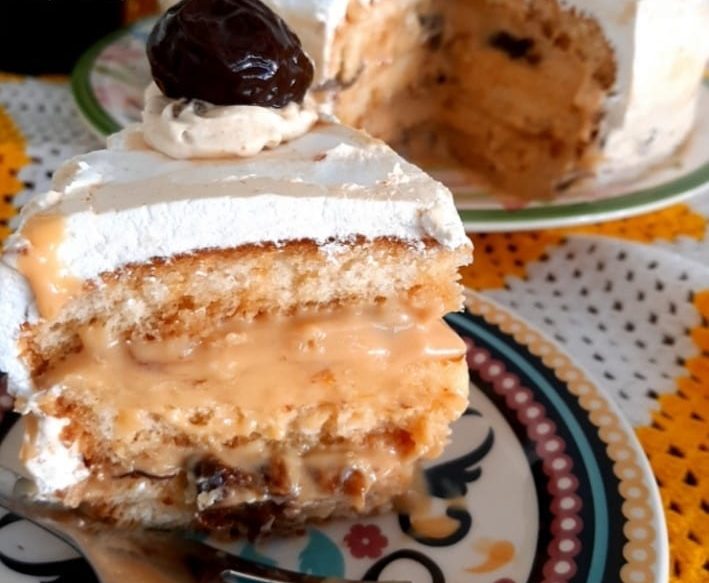 Bolo de doce de leite com ameixa