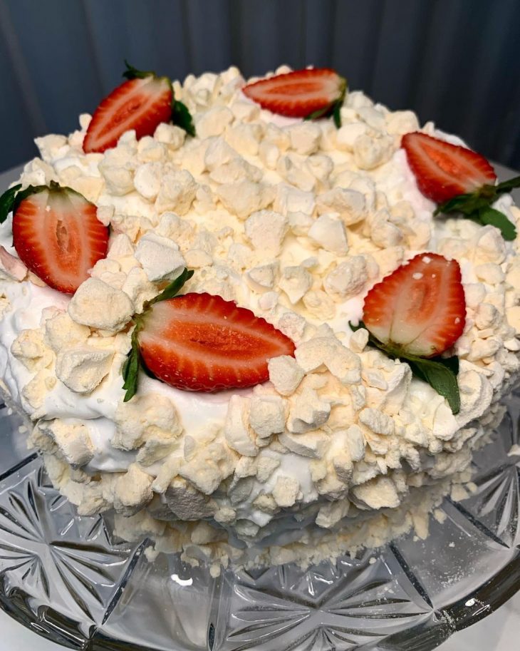 Bolo De Morango Com Suspiros
