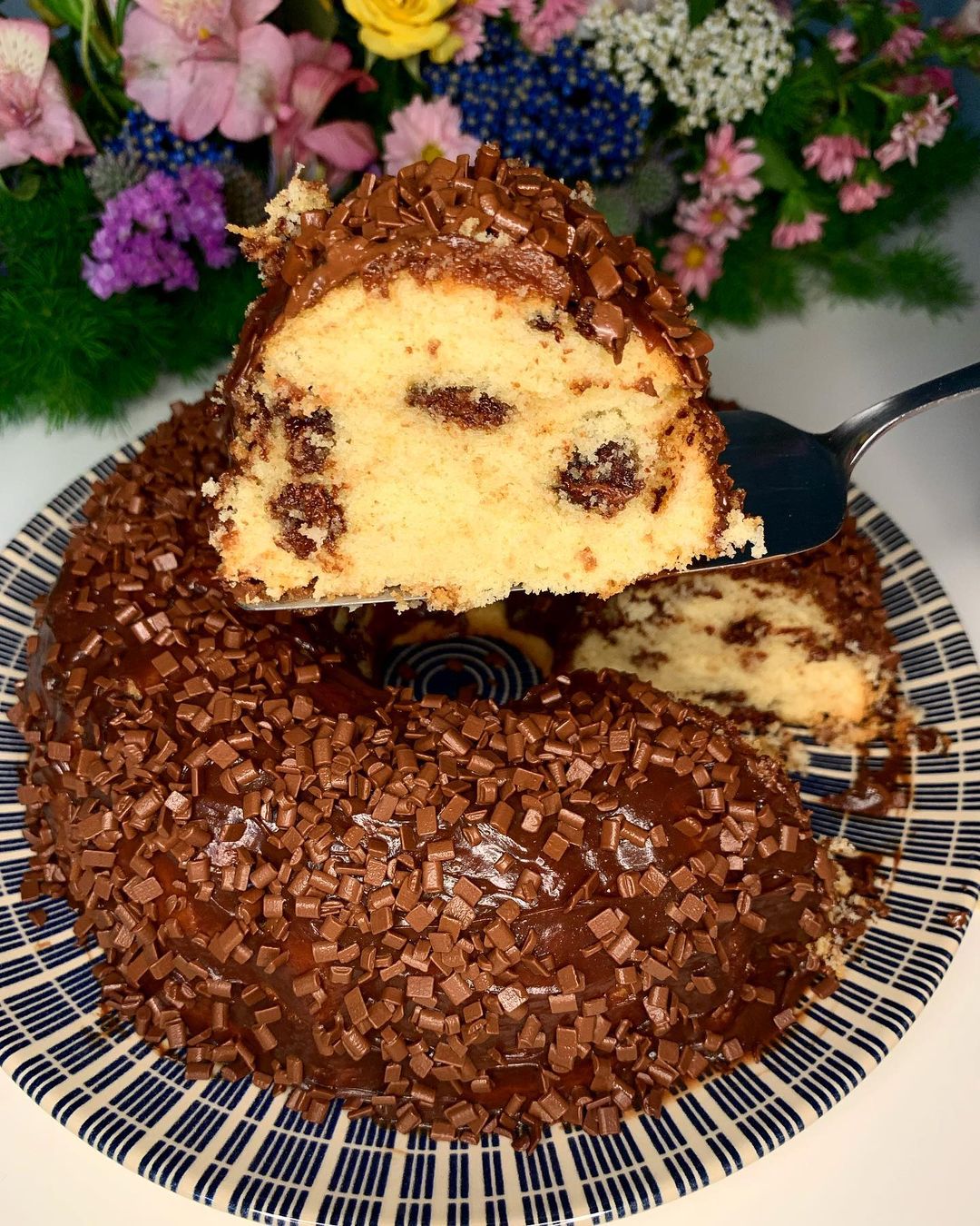 Bolo fofinho com gotas de chocolate