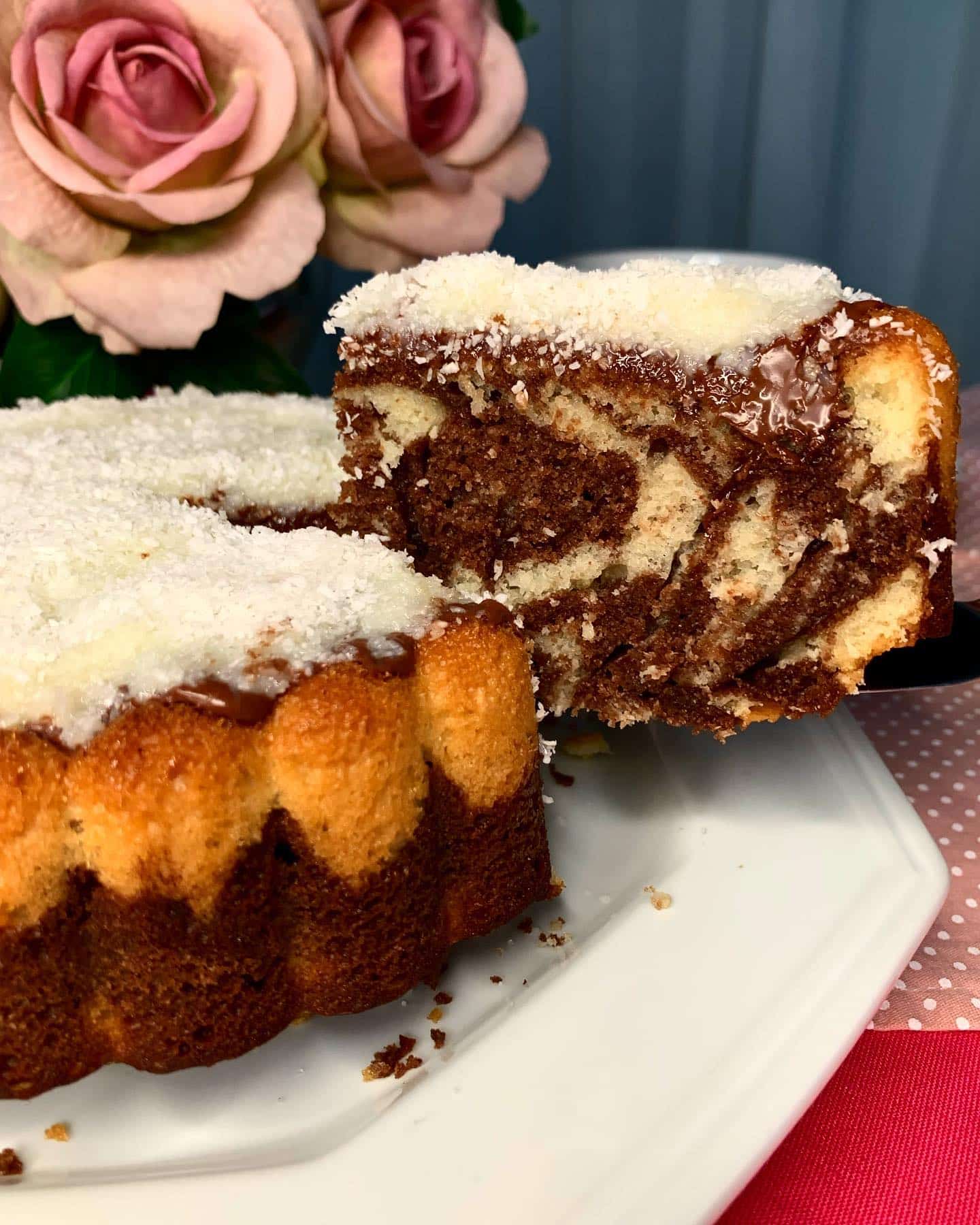 Bolo mesclado de coco com chocolate - Receiteria