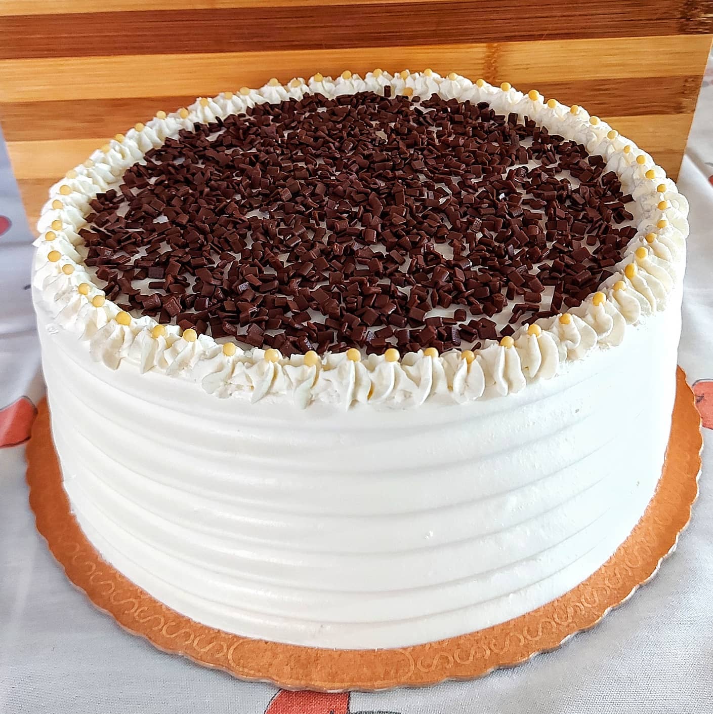 Bolo recheado com mousse de ninho e bombons - Receiteria