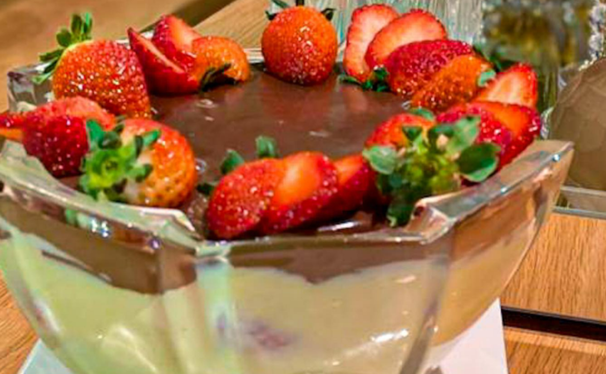 Bombom de morango na travessa