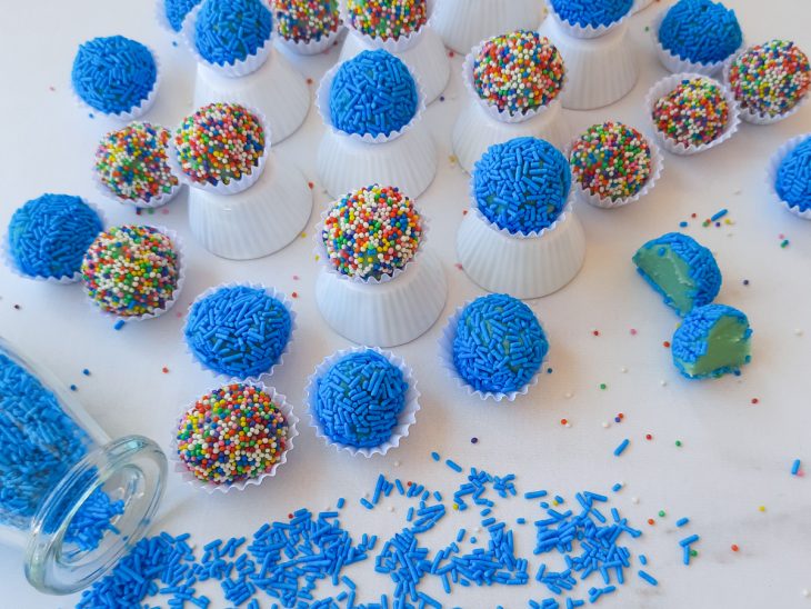 10 receitas de brigadeiro colorido para alegrar suas comemorações