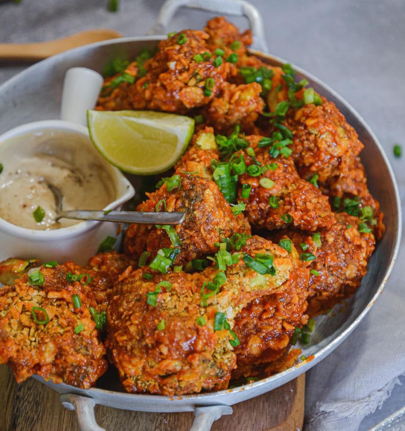 Brócolis empanado com molho apimentado - Receiteria