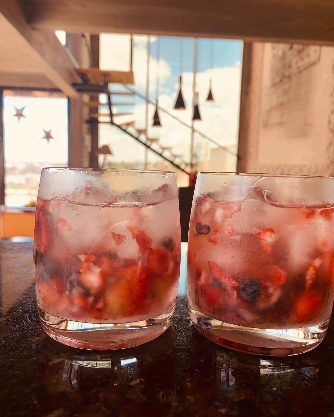 Caipirinha de frutas vermelhas com saquê - Receiteria