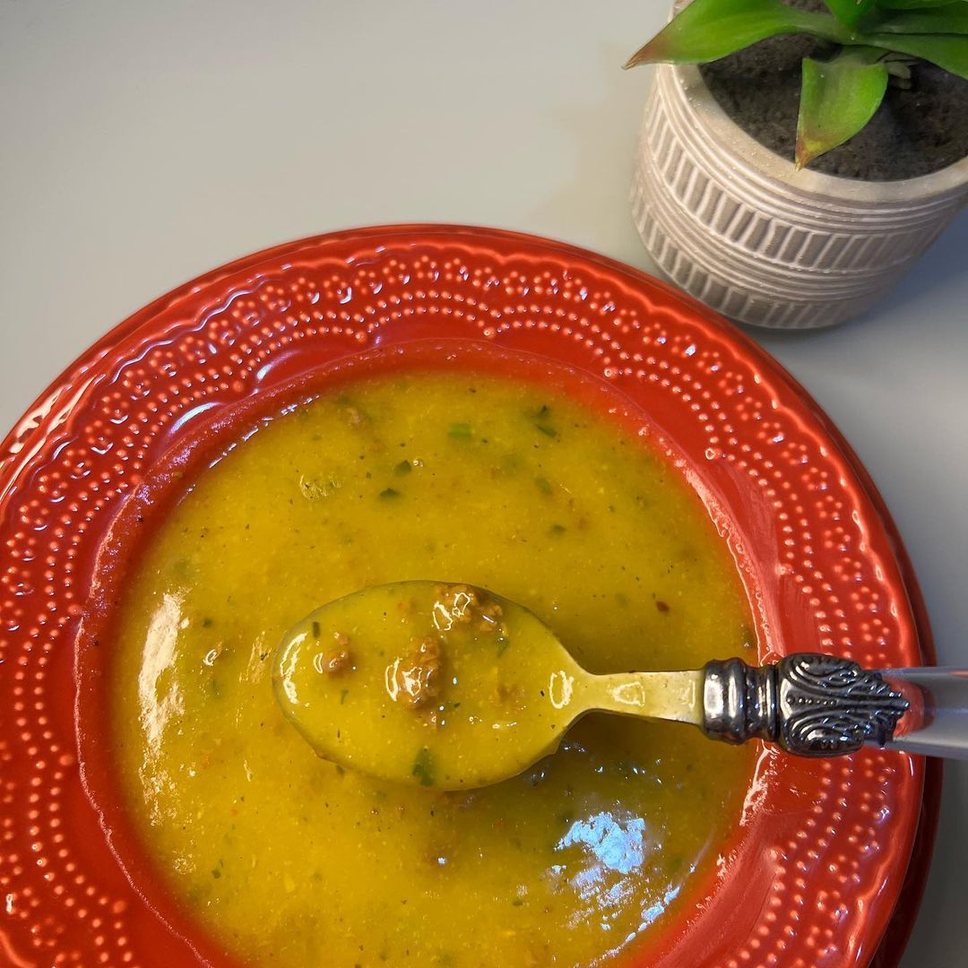 Caldo de mandioca com carne moída