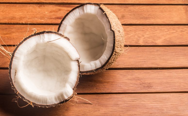 Como abrir coco seco: formas práticas e diferentes que vão te ajudar