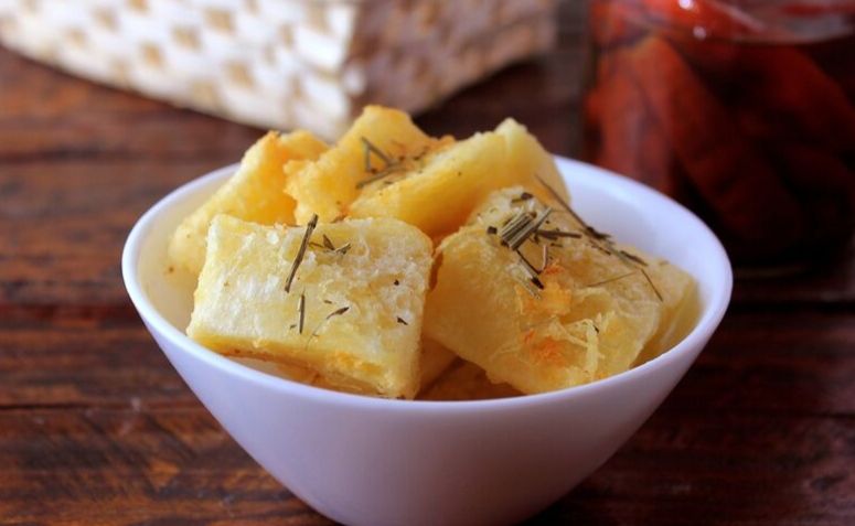 Como cozinhar mandioca: dicas certeiras para a textura perfeita