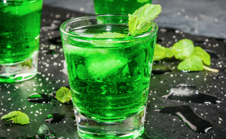 Como fazer licor de menta para preparar bebidas saborosas e fresquinhas