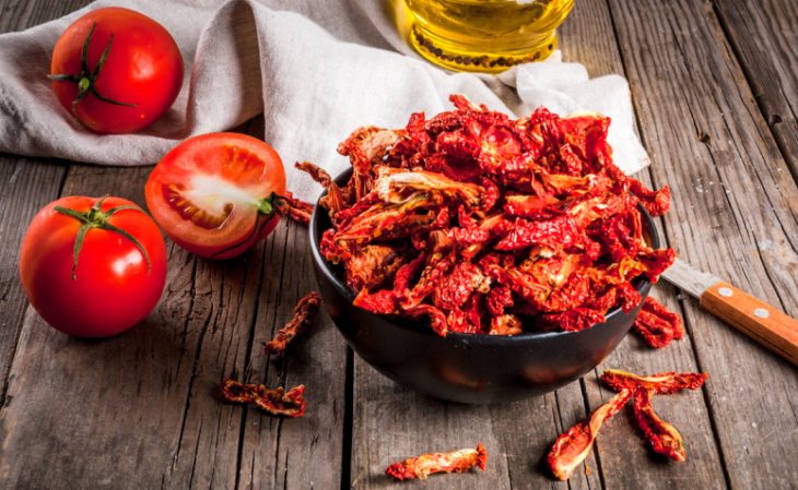 Como fazer tomate seco: faça em casa e tenha uma versão deliciosa