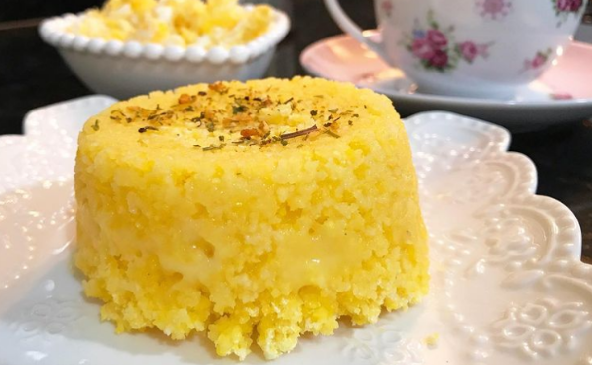 Cuscuz recheado com queijo no micro-ondas