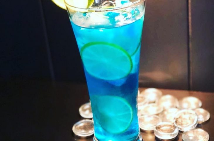 15 receitas de drinks com Curaçau Blue para brindes incríveis