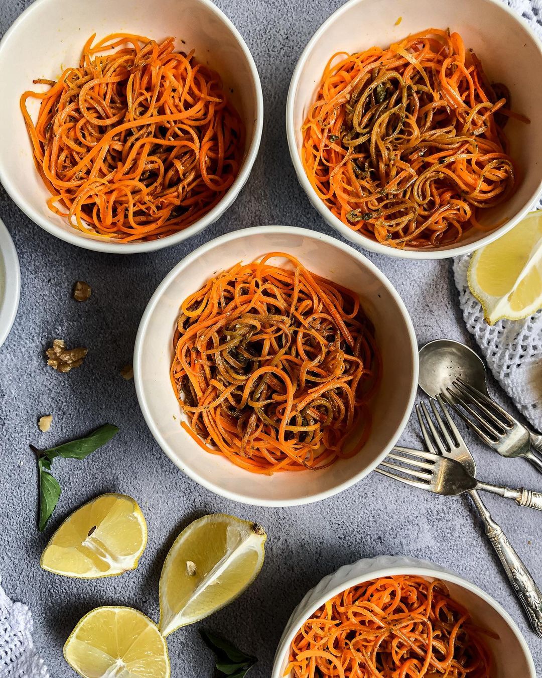 Espaguete de cenouras com molho pesto - Receiteria