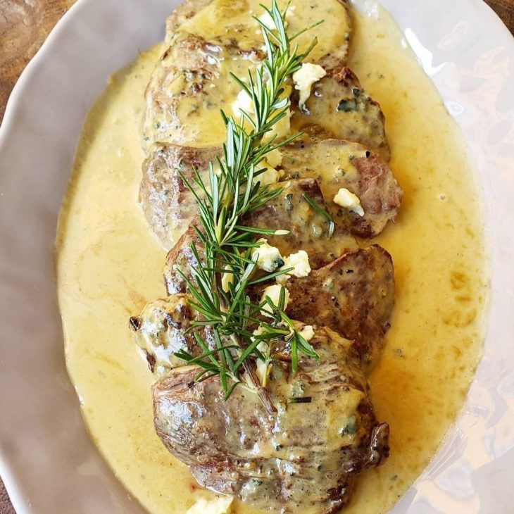Filé mignon ao molho de gorgonzola Filé mignon ao molho de gorgonzola