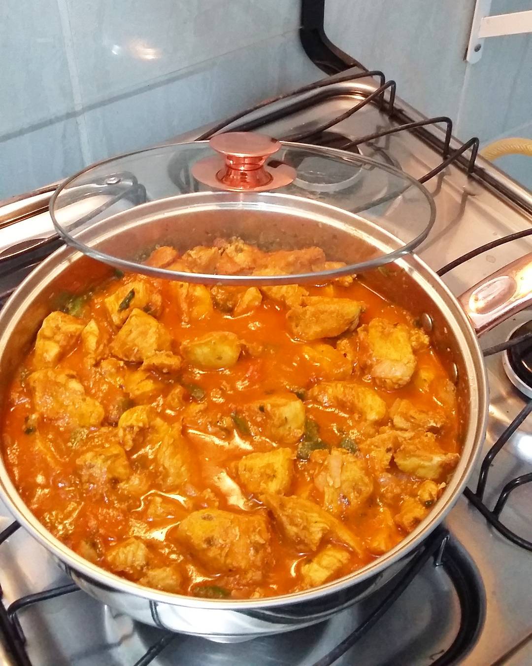 Frango ao curry com leite de coco