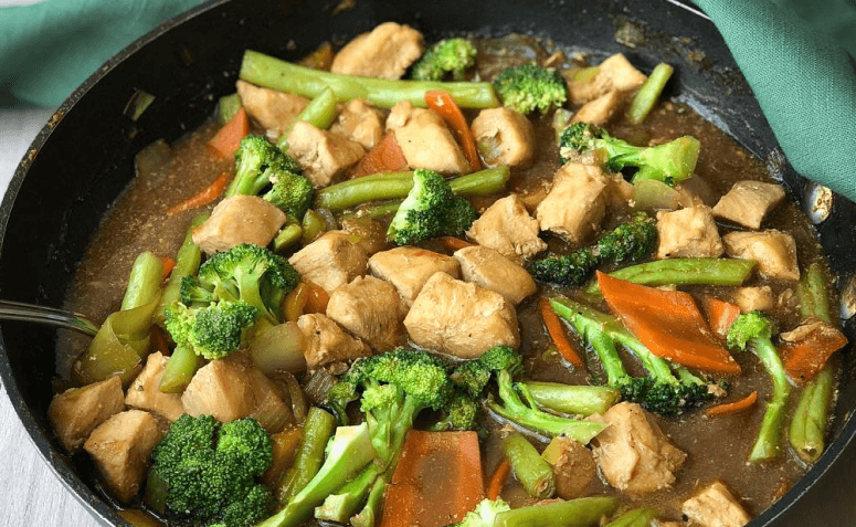 Frango com legumes para uma refeição gostosa e nutritiva