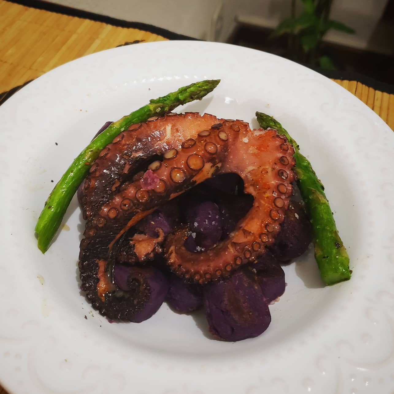 Nhoque de batata-doce roxa com polvo e aspargos - Receiteria