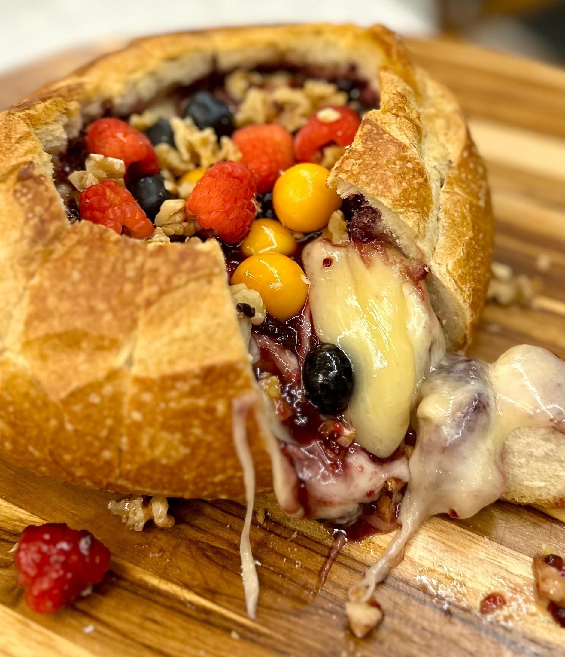 Pão italiano recheado com queijo e frutas - Receiteria