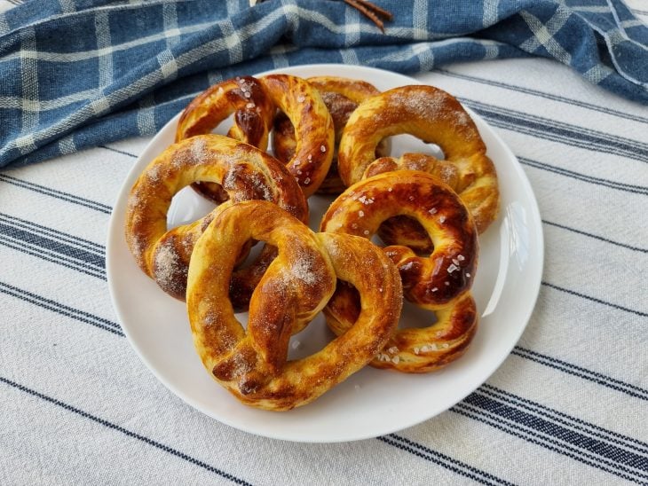 Pretzel caseiro: aprenda a fazer o salgado e o doce