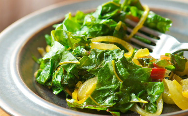 7 receitas de acelga refogada que são práticas e vão te conquistar