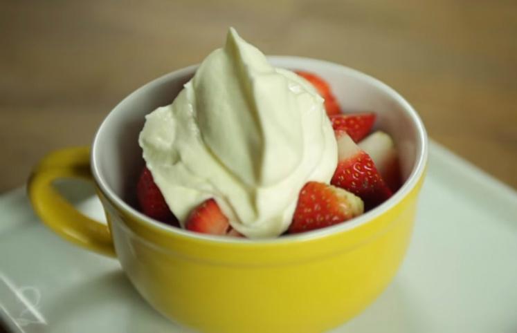 8 receitas de chantilly caseiro para se tornar um confeiteiro de mão cheia