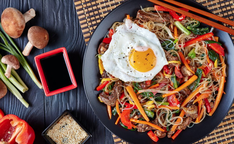 7 receitas de japchae para uma comida coreana muito saborosa