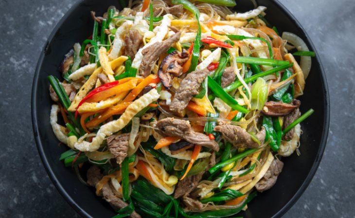7 receitas de japchae para uma comida coreana muito saborosa