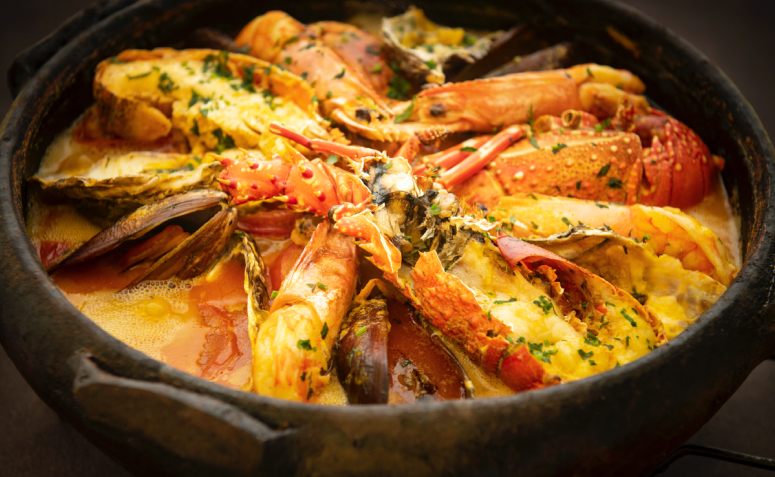 7 receitas de mariscada que te farão se sentir na beira do mar