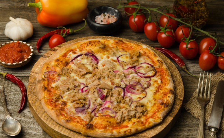 7 receitas de pizza de atum para você colocar a mão na massa