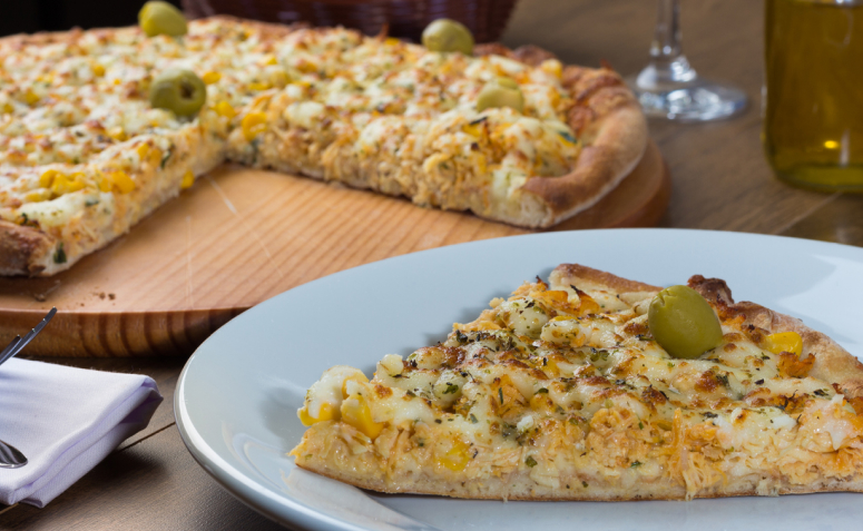 10 receitas de pizza de frango com catupiry para quem ama este clássico
