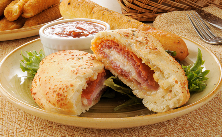 7 receitas de pizza frita que vão deixar qualquer outro lanche no chinelo