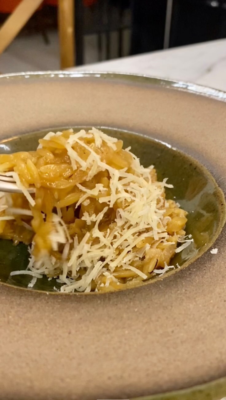 Risoni com cebolas caramelizadas - Receiteria