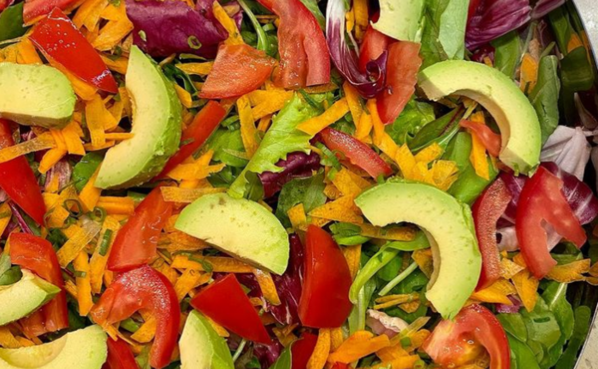 Salada colorida com avocado - Receiteria