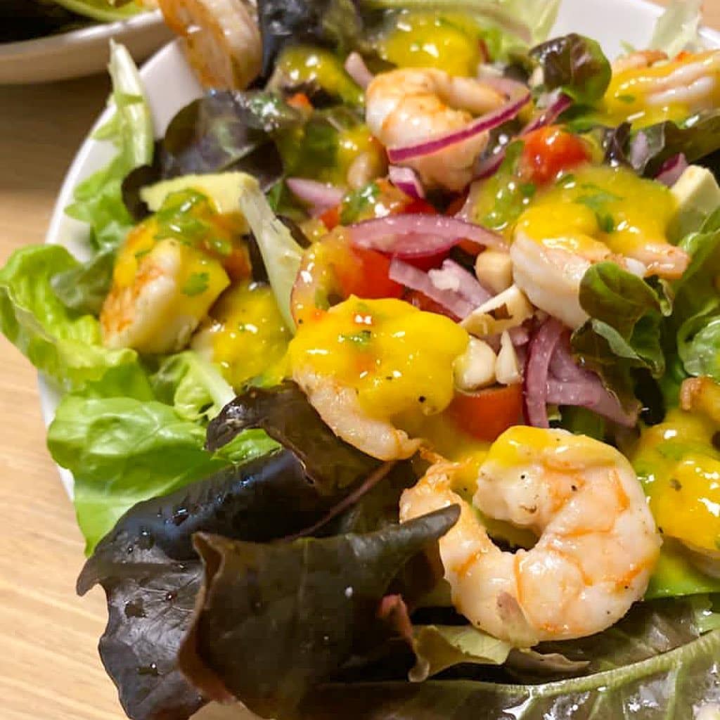 Salada de camarão com molho de manga - Receiteria