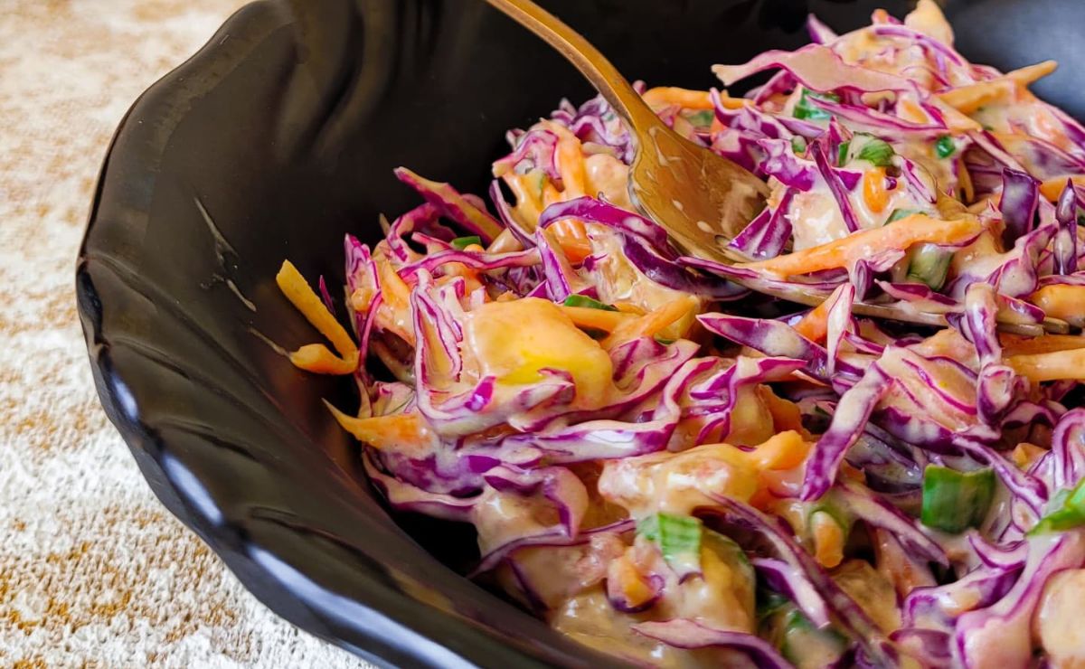 Salada tropical de repolho com abacaxi