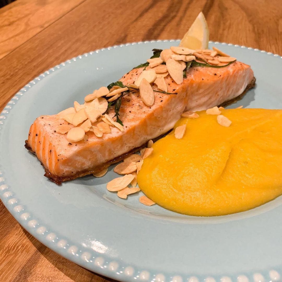 Salmão assado com amêndoas e purê de mandioquinha - Receiteria