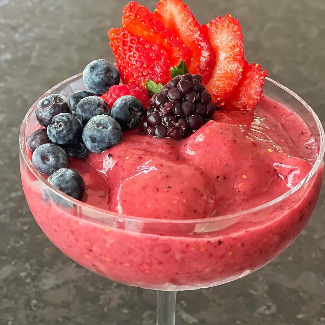 Smoothie de banana e frutas vermelhas