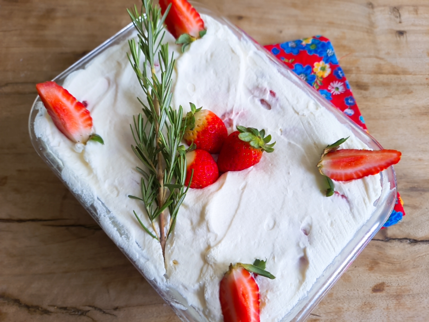 Sobremesa de morango com suspiro