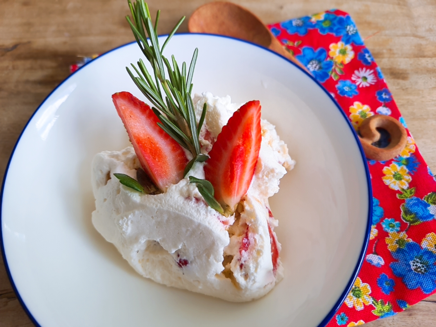 Sobremesa de morango com suspiro