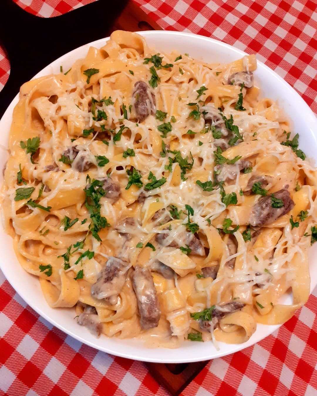 Talharim ao molho branco com tiras de filé mignon